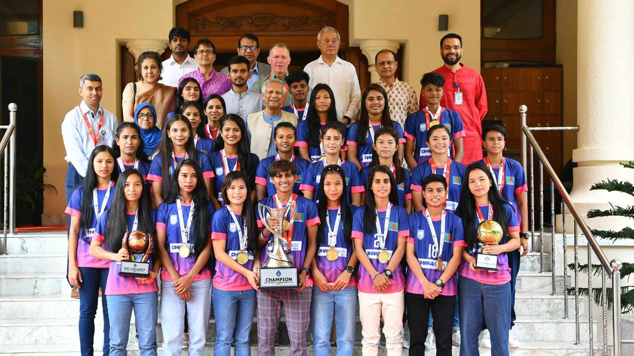 সাফজয়ী নারী ফুটবল দলকে সংবর্ধনা দিলেন প্রধান উপদেষ্টা