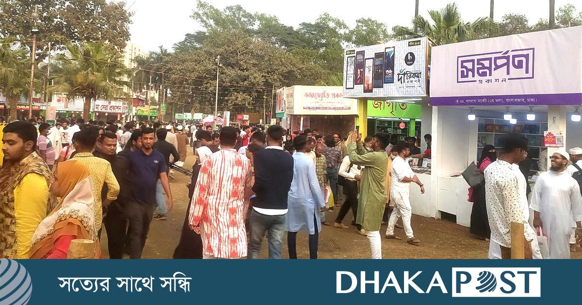 বইমেলার প্রবেশ মুখে দীর্ঘ লাইন দর্শনার্থীদের