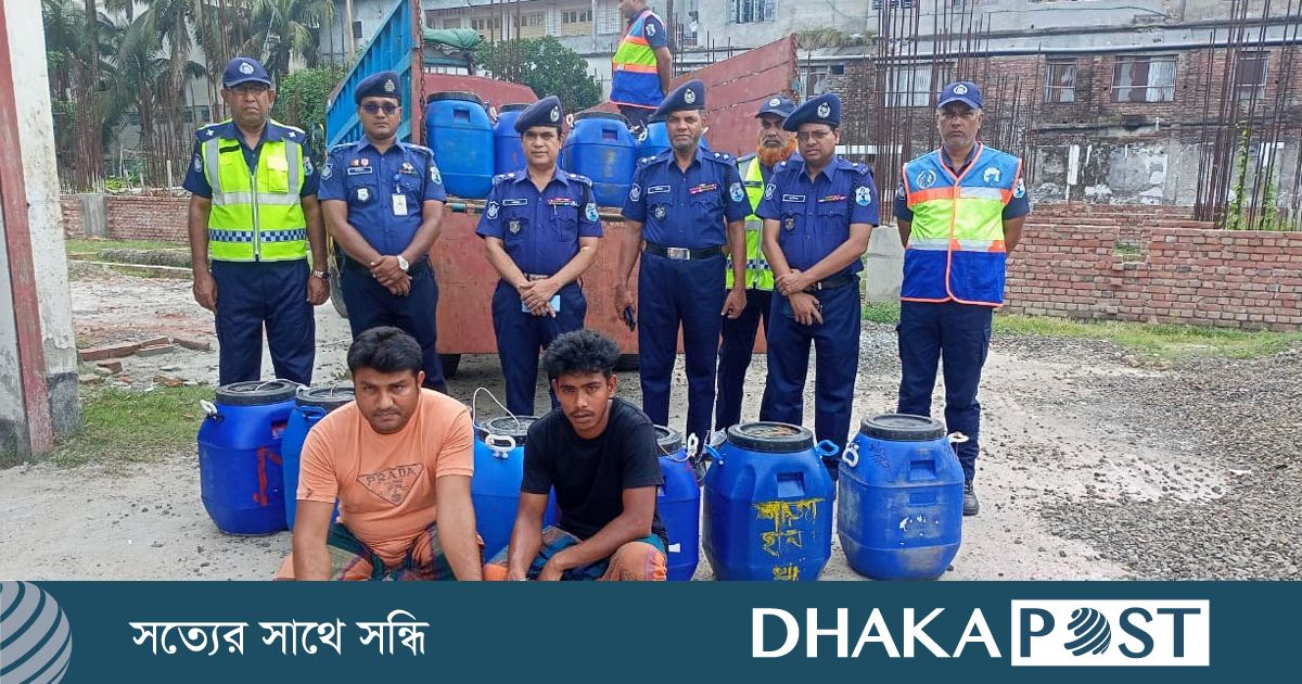 ২৫ লাখ গলদা চিংড়ির রেণু পোনা জব্দ, আটক ২