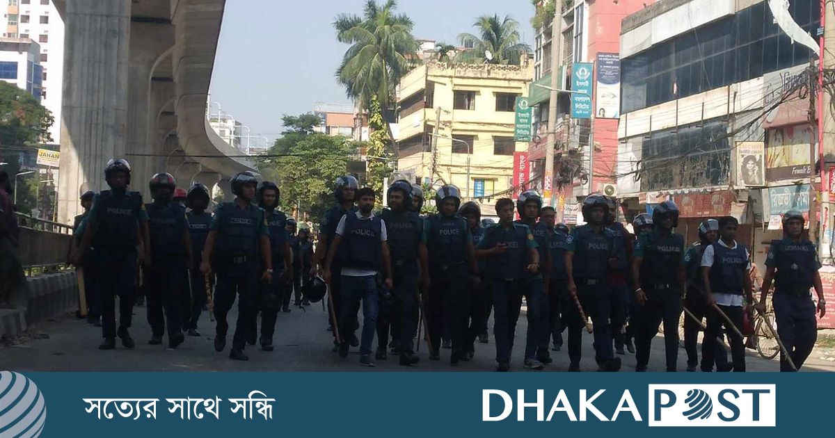মিরপুরে সড়ক থেকে শ্রমিকদের সরিয়ে দিল পুলিশ