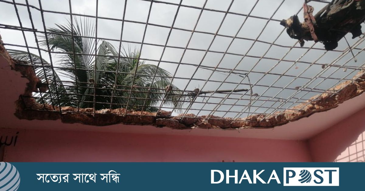 খোলা আকাশের নিচে সন্তান নিয়ে বসে আছেন রহিমা