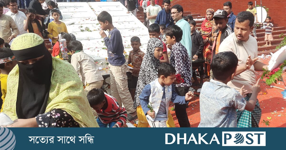 শহীদ বুদ্ধিজীবী স্মৃতিসৌধে বিশৃঙ্খলা, ফুল নিয়ে গেল ছিন্নমূল মানুষ