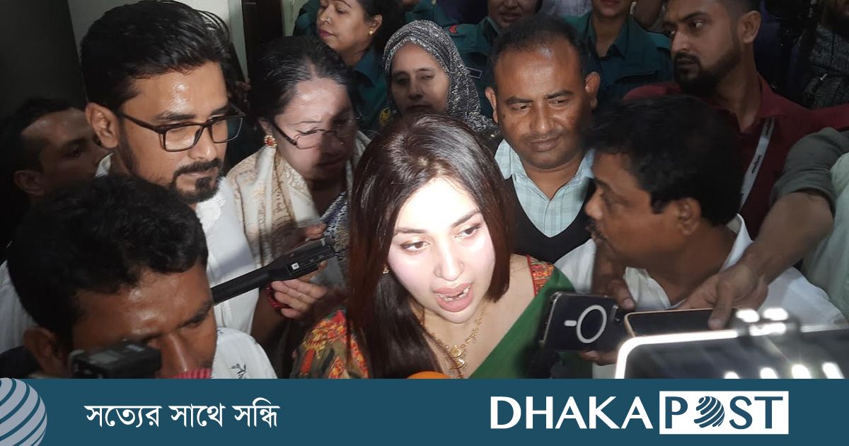 আ.লীগের মনোনয়ন ফরম নিলেন চিত্রনায়িকা অপু বিশ্বাস