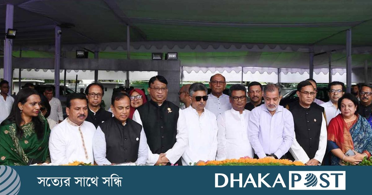 বঙ্গবন্ধুর প্রতিকৃতিতে আওয়ামী লীগের সংসদীয় দলের শ্রদ্ধা