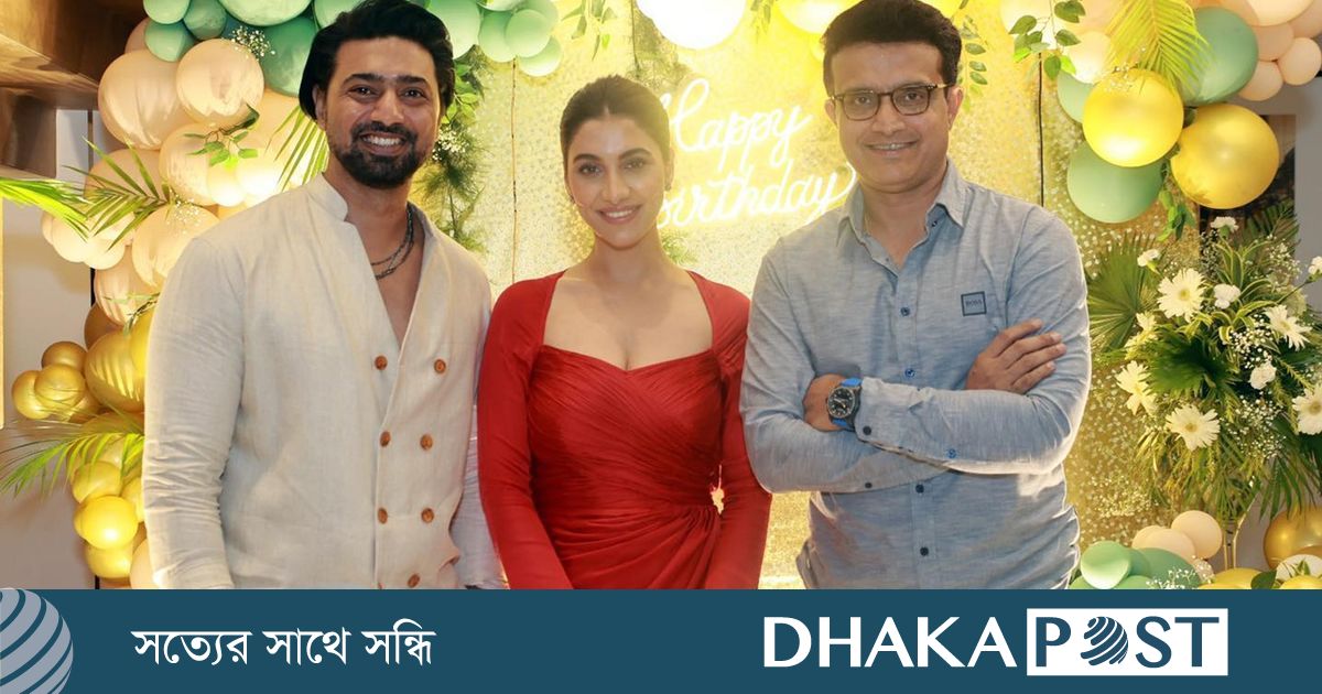 দেবের আমন্ত্রণে রুক্মিণীর জন্মদিনের পার্টিতে সৌরভ