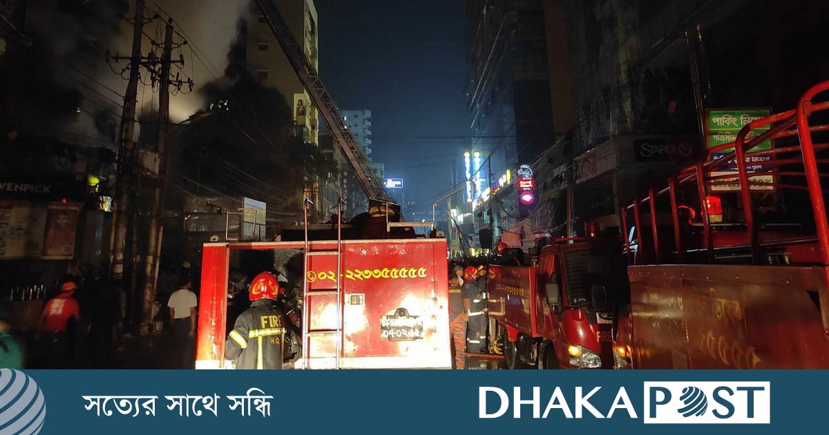 জীবিত উদ্ধার হয়ে স্বামীকে জড়িয়ে ধরে কাঁদলেন স্ত্রী