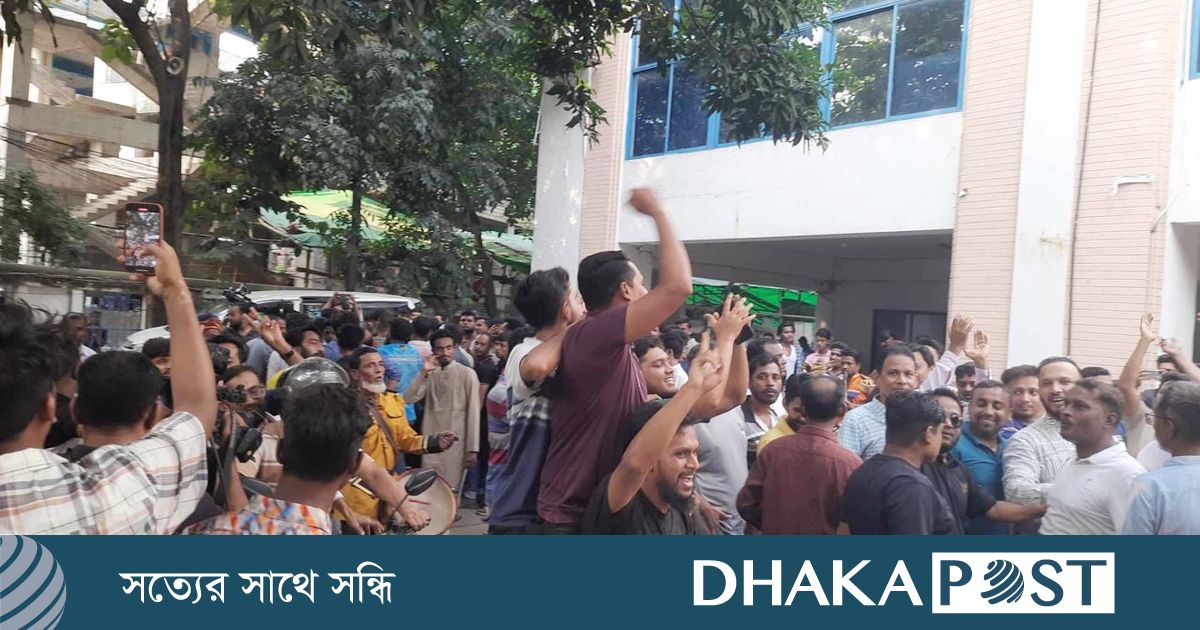 বাফুফে ভবনে জড়ো হচ্ছেন সমর্থকরা
