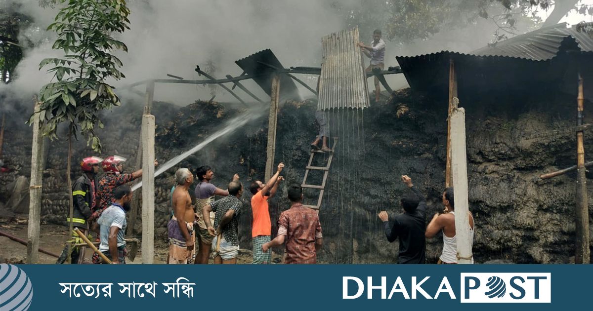গাইবান্ধায় পাটের গুদামে ভয়াবহ অগ্নিকাণ্ড, ৩০ লাখ টাকার ক্ষয়ক্ষতি