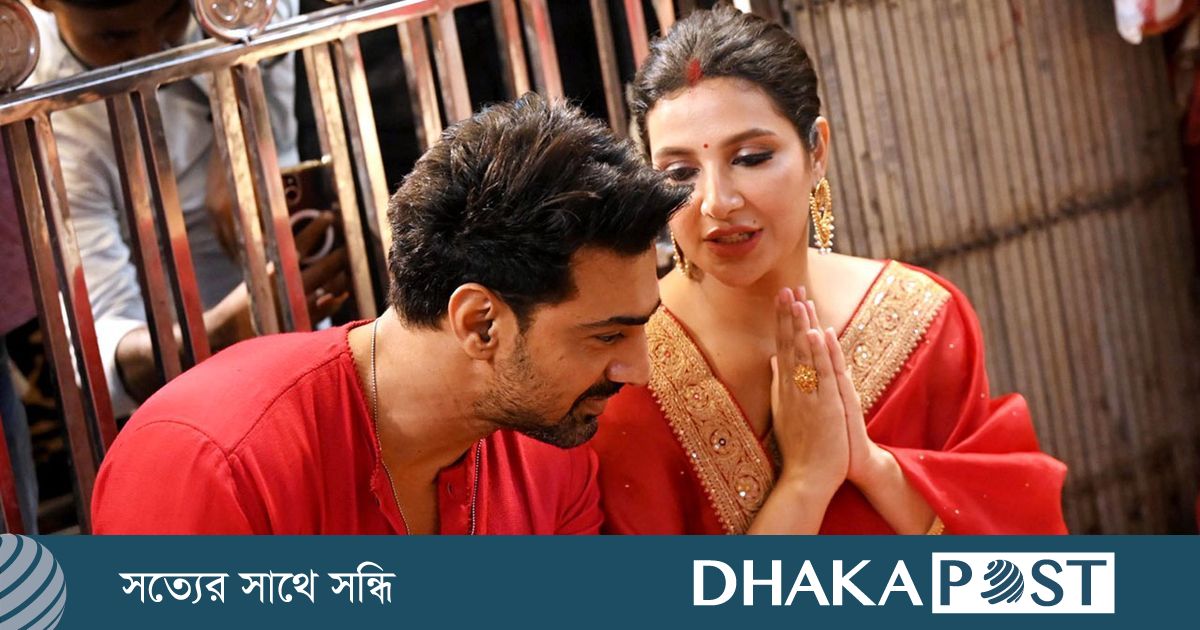লাল শাড়ি পরে দেবের সঙ্গে মন্দিরে গেলেন শুভশ্রী